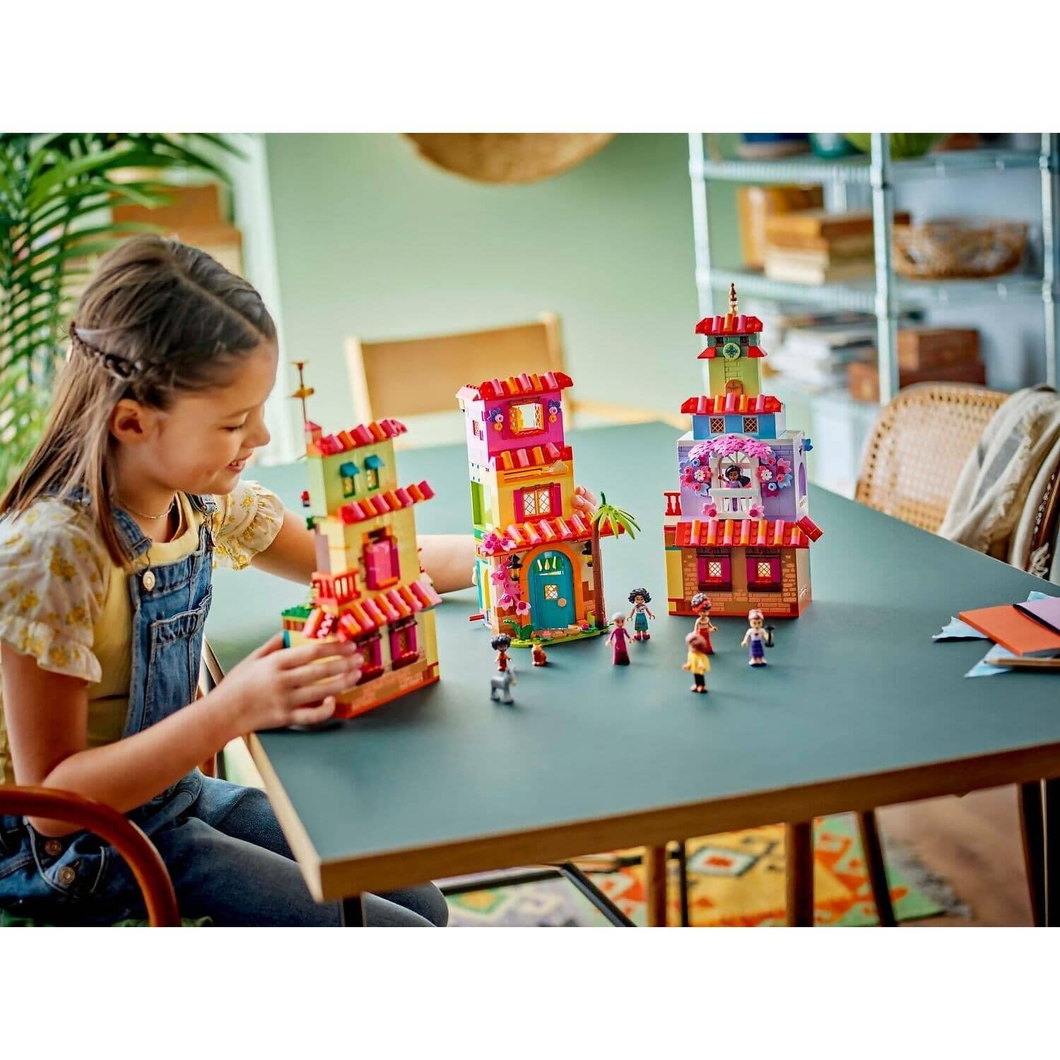 LEGO 43245 The Magical Madrigal House – Disney – BrickBuilder