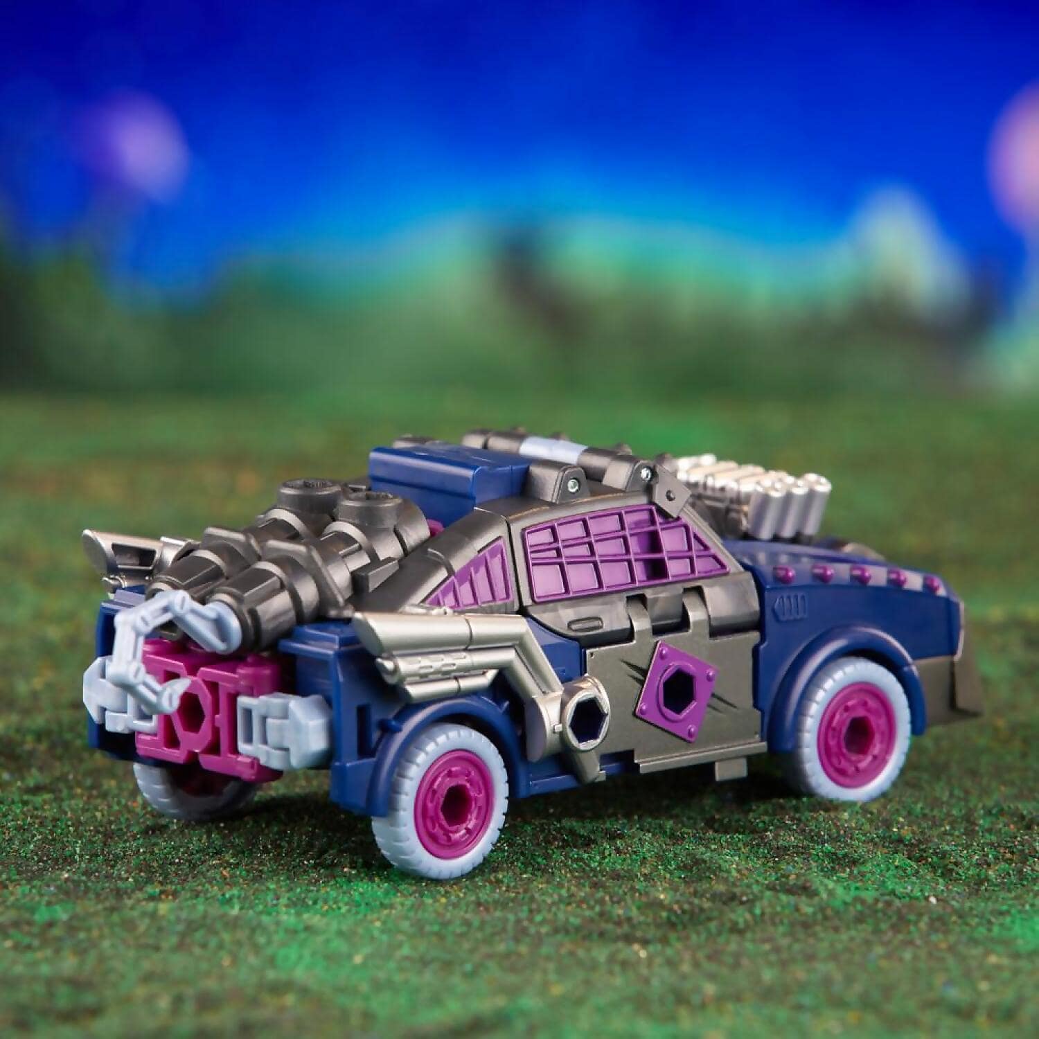 Transformers – Legacy Evolution Deluxe Axlegrease Converting Action Figure 5.5-inch – Hasbro